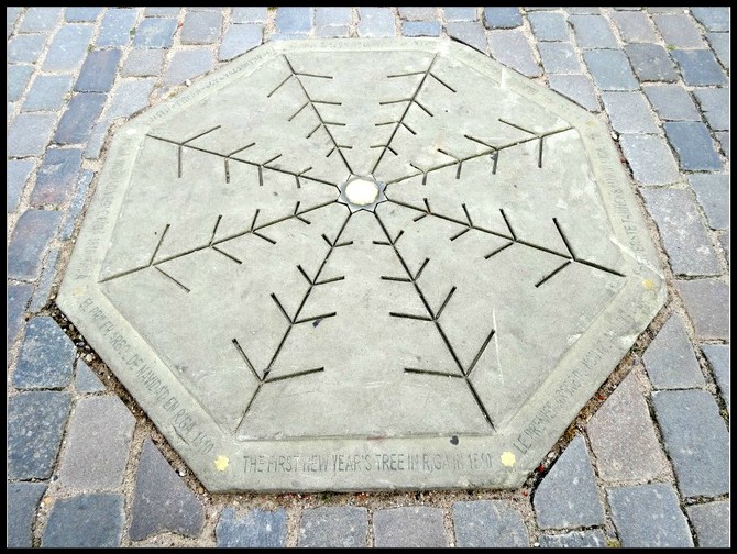 World’s First Decorated Christmas Tree – The Rambling Wombat